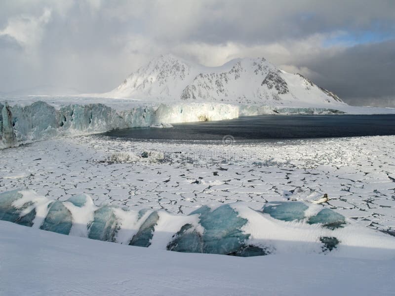 Nordpolarmeer - Packeis Auf Der Seeoberfläche Stockfoto - Bild von ...