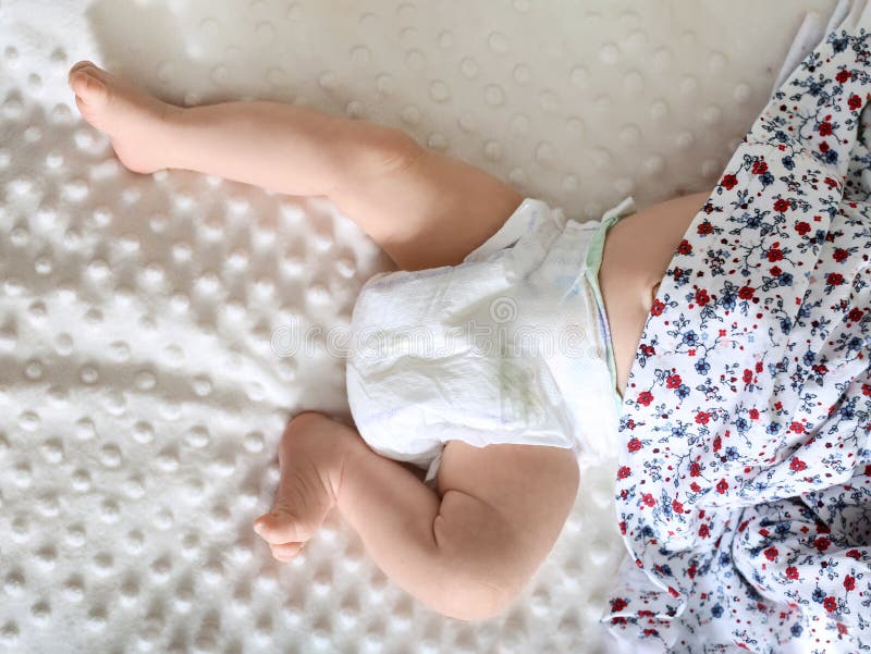 Die Beine Von Einem Neugeborenen in Einer Windel Stockfoto - Bild von ...