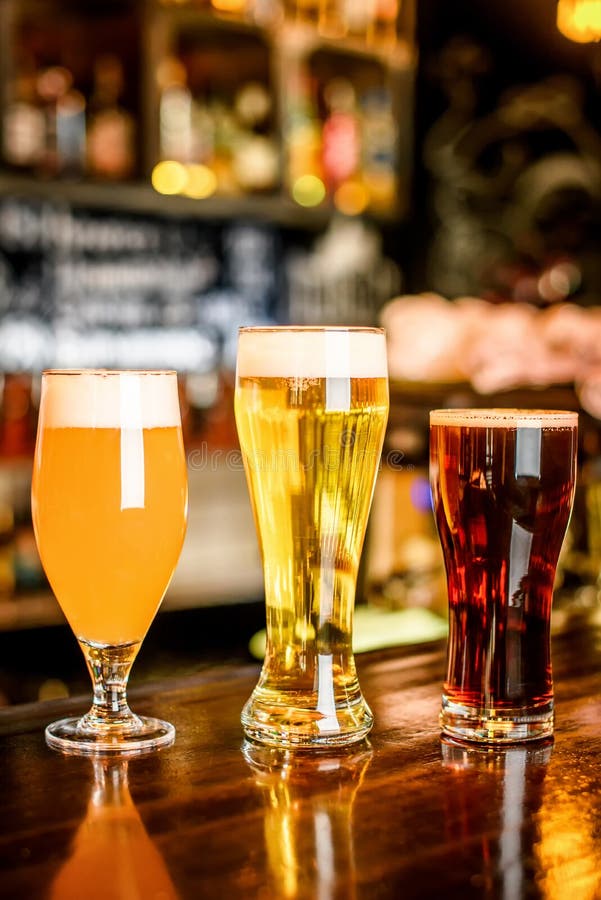 Die Bierzusammenstellung in Der Kneipe Stockfoto - Bild von ...