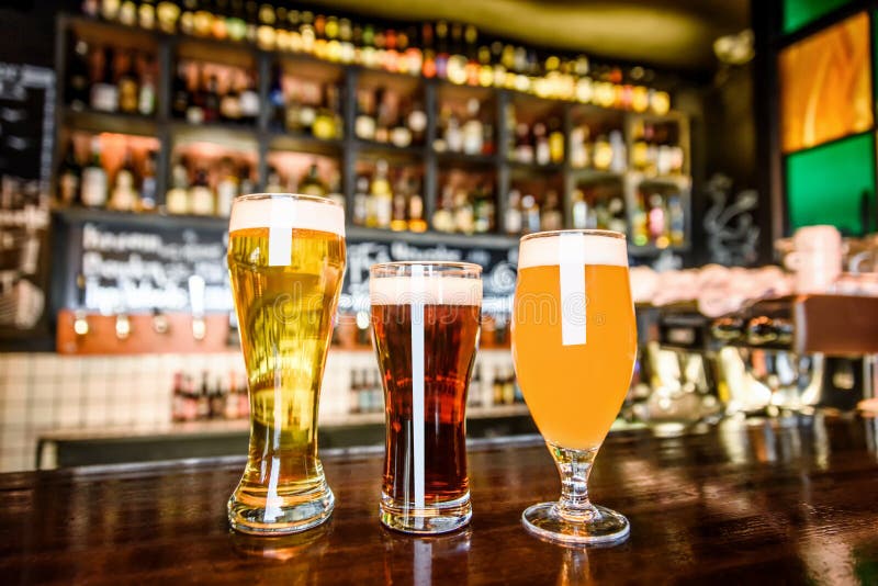 Die Bierzusammenstellung in Der Kneipe Stockbild - Bild von leben, kühl ...