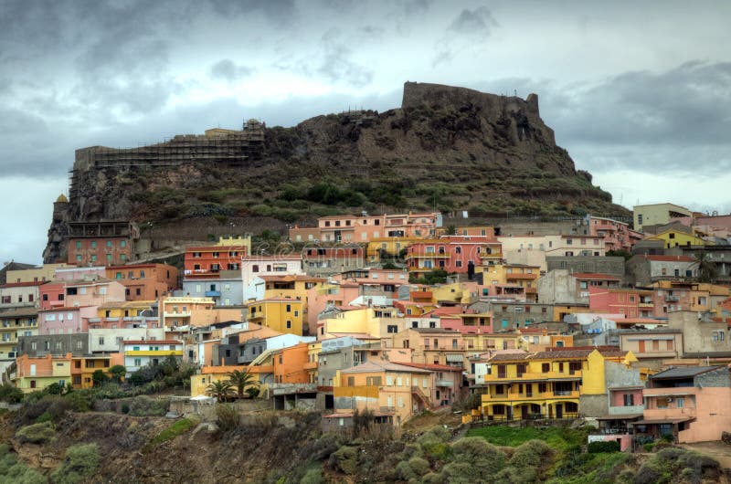 Die Bunte Mitte Von Castelsardo Stockfoto - Bild von italien, tourismus ...