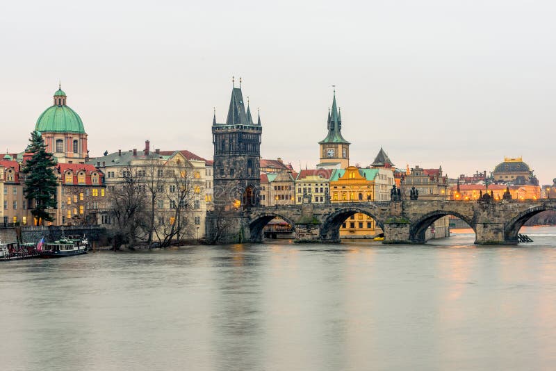 Charles Bridge Mit Dem Die Moldau-Fluss In Prag Stockbild - Bild von ...