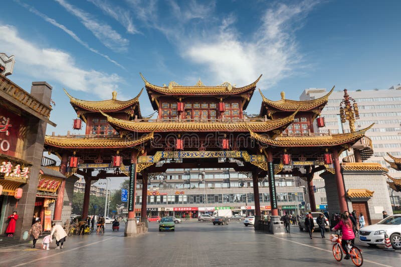 Die Chinesischen Tempel-Tor in Xian Redaktionelles Stockfotografie ...