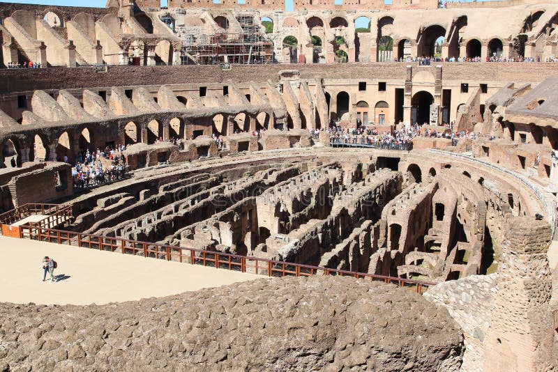Das Colosseum in Rom am Sonnigen Tag, Italien Stockfoto - Bild von ...
