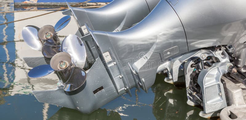 Die Doppelten Propeller Hinter Dem Boot Stockbild - Bild von ...