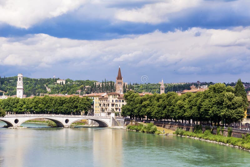 Die Etsch-Fluss In Verona, Italien Stockfoto - Bild von historisch ...