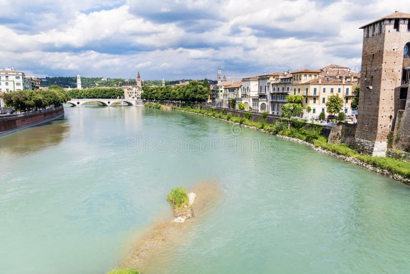 Die Etsch-Fluss In Verona, Italien Stockfoto - Bild von für, italien ...