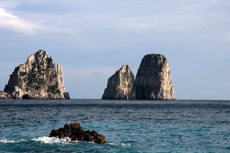 Die Faraglioni-Felsen, Capri-Insel Stockfoto - Bild von reise, italien ...