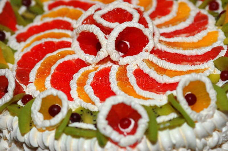 Die Farbige Torte Verziert Mit Frucht Stockbild - Bild von zartheit ...