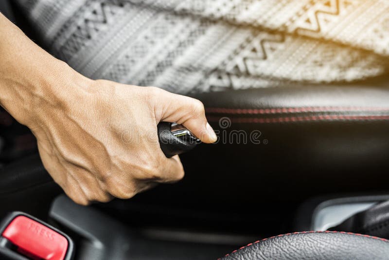 Die Frauen, Die Im Auto Sitzen, Benutzen Handbremse Stockbild - Bild ...