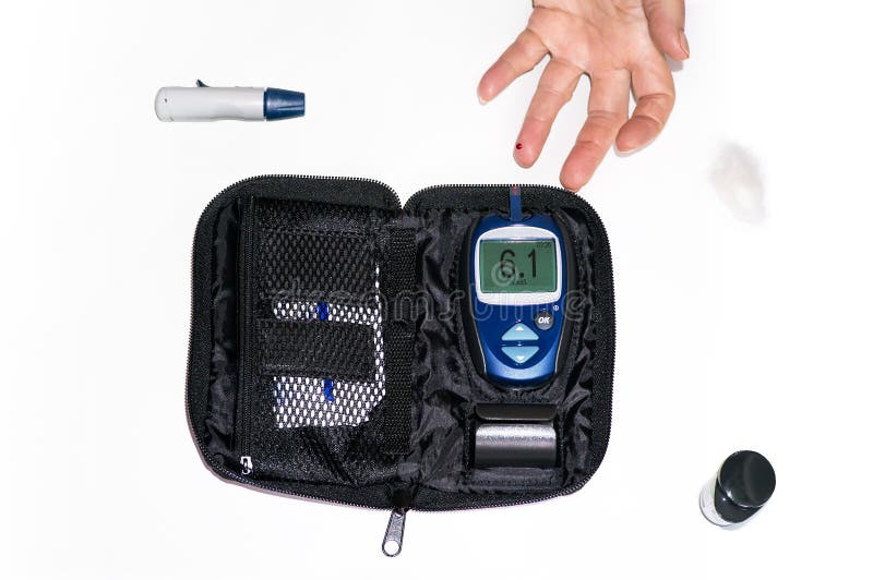 Die Hand glucometer Frau stockfoto. Bild von hintergrund - 105179686