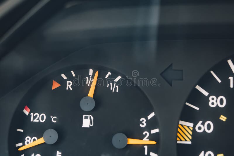 Die Instrumententafel Des Autos Stockbild - Bild von verbrauch, messen ...