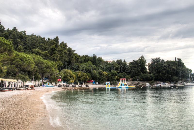 Allgemeiner Strand Lovran in Kroatien Stockbild - Bild von kanal, adria ...