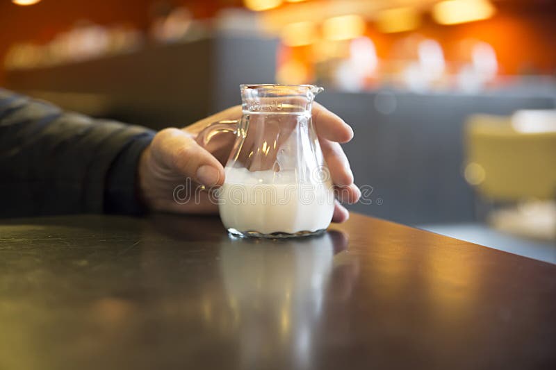 Die Karaffe Von Milch in Seinen Händen Stockbild - Bild von hand, mann ...