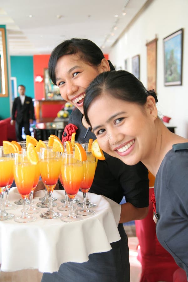 Kellnerin bei der Arbeit stockfoto. Bild von publikation - 5310314