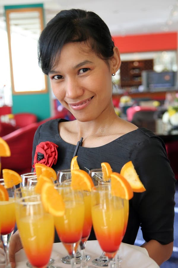 Kellnerin bei der Arbeit stockfoto. Bild von publikation - 5310314