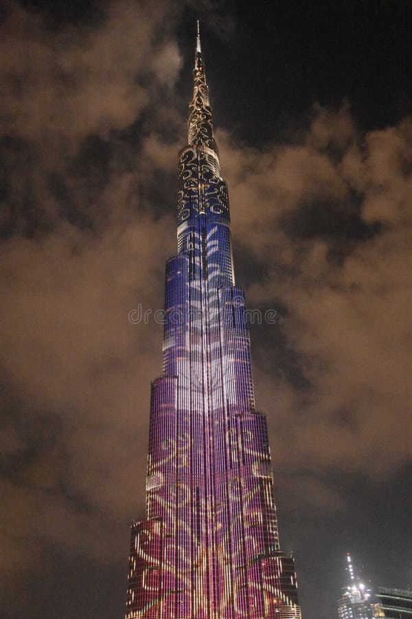 Die LED-Lichter Zeigen Bei Burj Khalifa in Dubai, UAE Redaktionelles ...