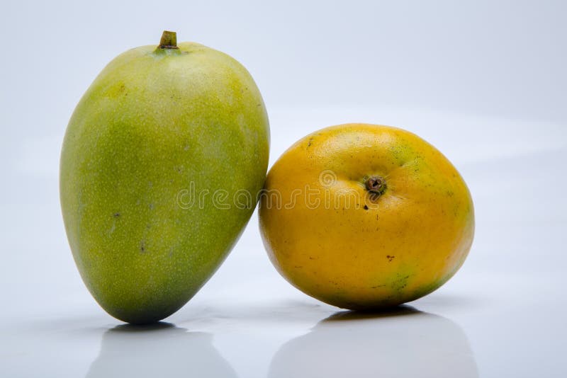 DIE MANGO IST EINE TROPISCHE FRUCHT Stockfoto - Bild von nahrung ...