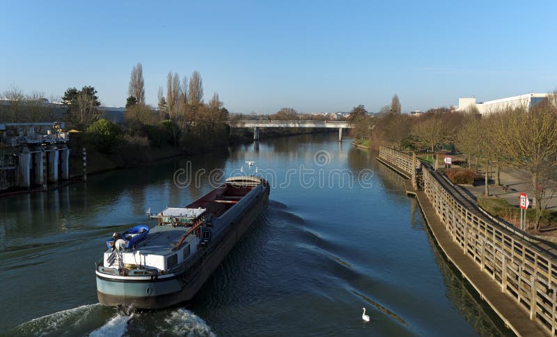 Barge am Fluss Marne Im Vorort Paris Stockbild - Bild von vorort ...