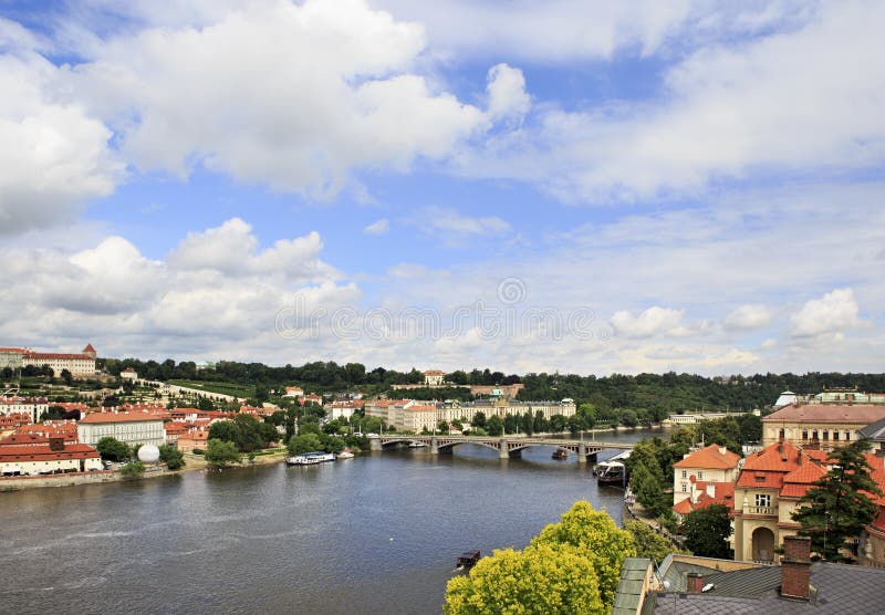 Die Moldau-Fluss in Prag stockfoto. Bild von gebäude - 35198200