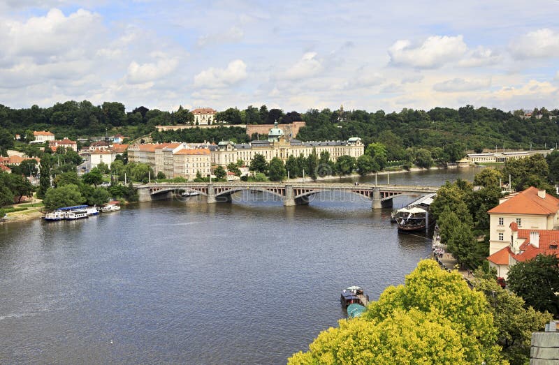 Die Moldau-Fluss in Prag stockfoto. Bild von gebäude - 35198200
