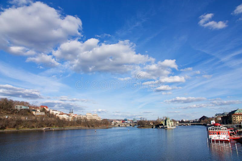 Die Moldau-Fluss in Prag stockfoto. Bild von gotisch - 37938146