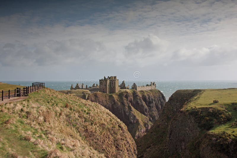 Die Ruinen Des Dunnottar Schlosses, Schottland Stockfoto - Bild von ...