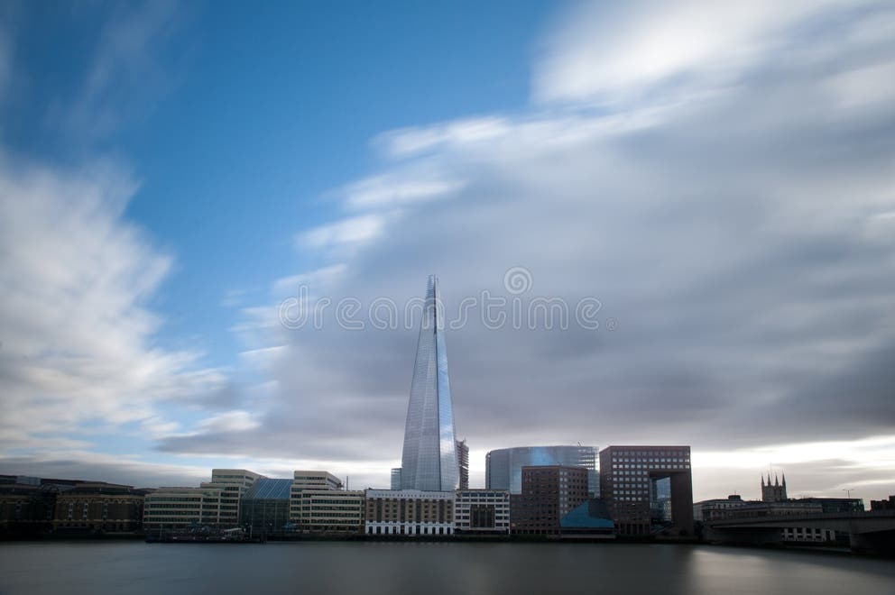 Die Scherbe in London redaktionelles stockfoto. Bild von architektur ...