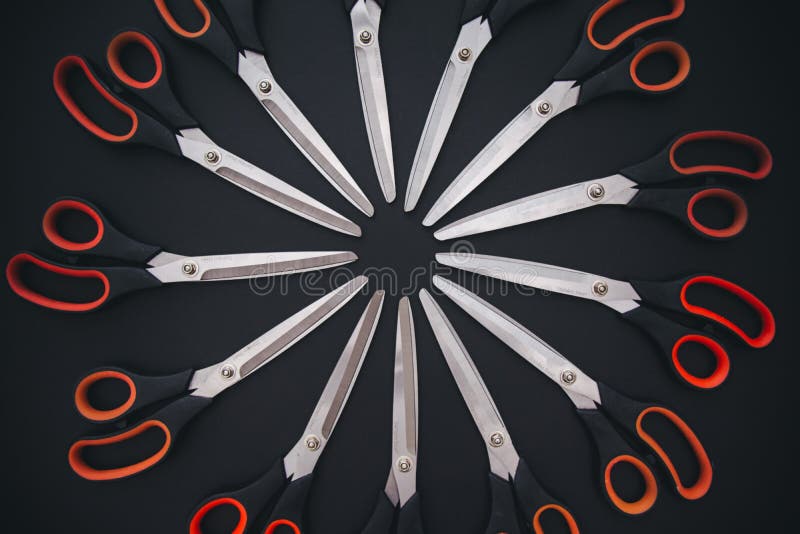 Die Scheren Sind Auf Der Schwarzen Tabelle Stockfoto - Bild von ...