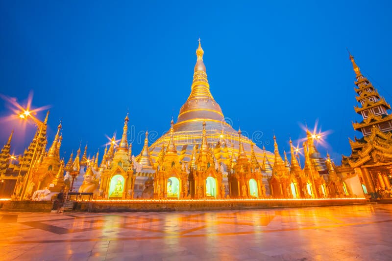Die Shwedagon-Pagode in Rangun, Myanmar Stockfoto - Bild von buddhismus ...