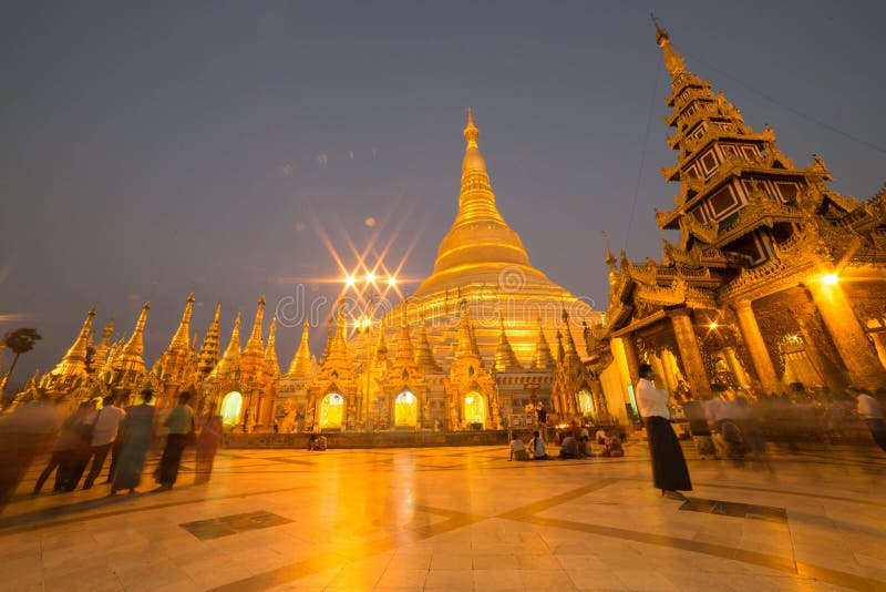 Die Shwedagon-Pagode, Rangun, Myanmar Redaktionelles Stockbild - Bild ...