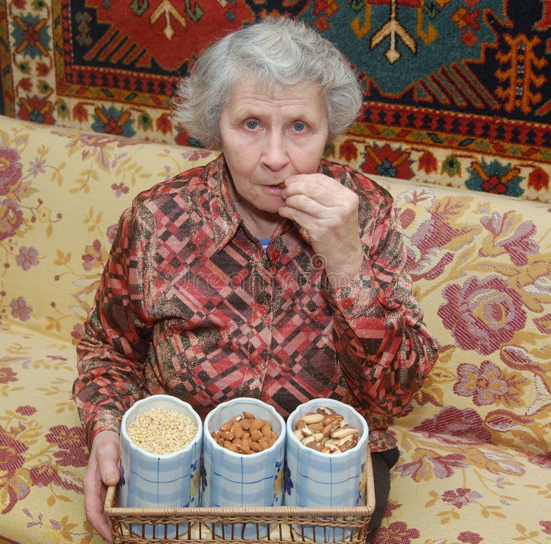 Die Siebzig Einjahresfrau Sitzt Auf Sofa Und Knackt Mutter Stockfoto ...