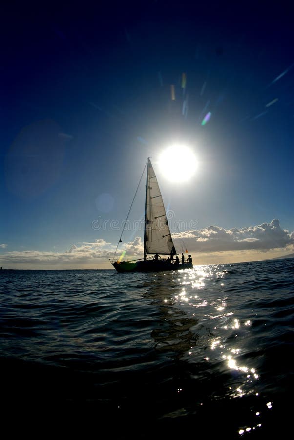 Die Sonne Und Ein Segelboot Stockbild - Bild von ferien, aktivität: 6498585