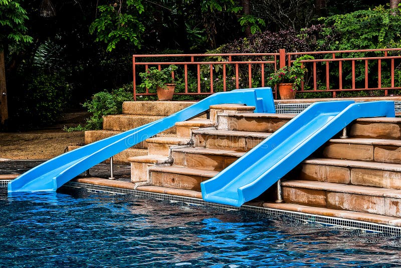 Die Wasserrutsche Des Pools Stockbild - Bild von wasser, gefühle: 28327167