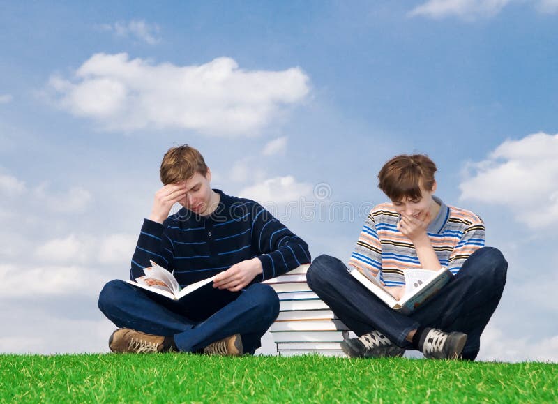 Die Zwei Studenten Mit Dem Buch Stockbild - Bild von freizeit, ruhe ...