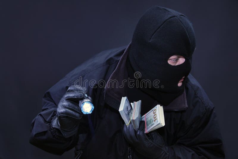 Dieb Mit Dem Gewehr, Welches Heraus Das Fenster Schaut Stockbild - Bild ...