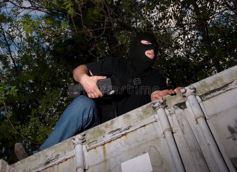 De Dief Beklimt In Het Huis Stock Afbeelding - Afbeelding bestaande uit ...