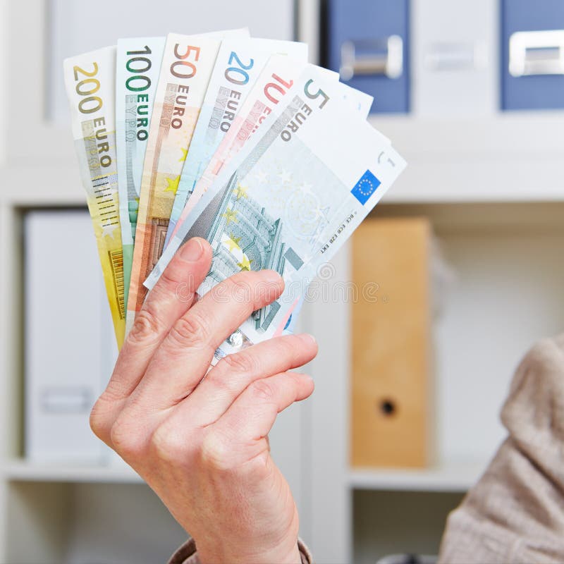 Dien Bureau in Houdend Euro Rekeningen Stock Afbeelding - Image of ...