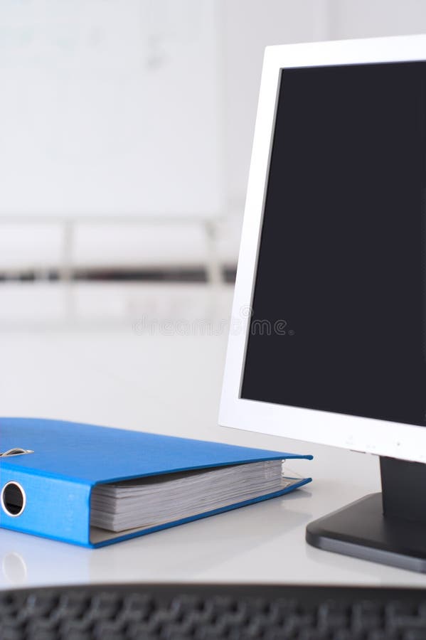 Dien opslag en computer in stock foto. Image of documenten - 535204