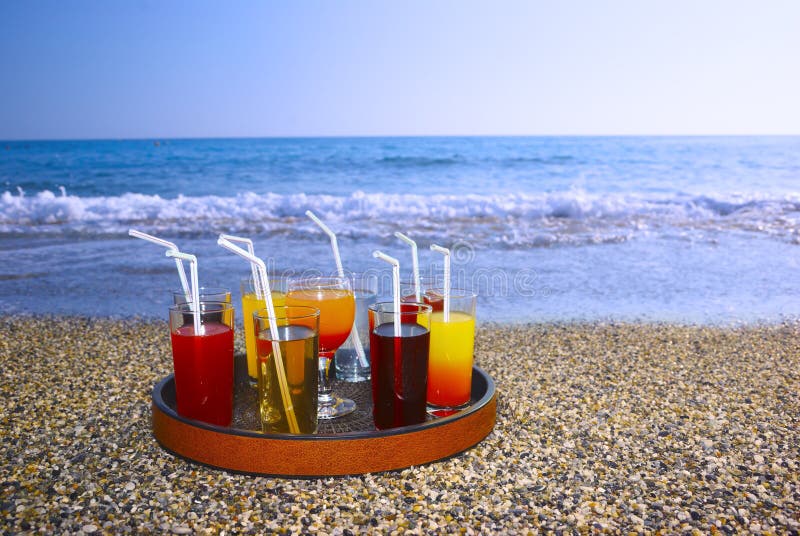 Dienblad Met Dranken Op Het Strandzand Stock Foto - Image of ...