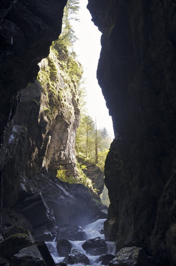 Diep ravijn stock afbeelding. Image of kreek, duisternis - 22176429