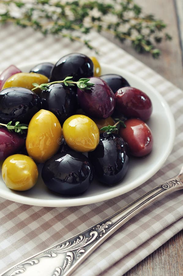 Diferentes Tipos De Aceitunas Foto de archivo - Imagen de vendimia ...