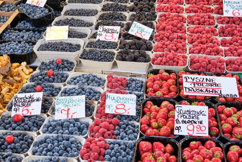 Diferentes tipos de bayas foto de archivo. Imagen de grupo - 156767956