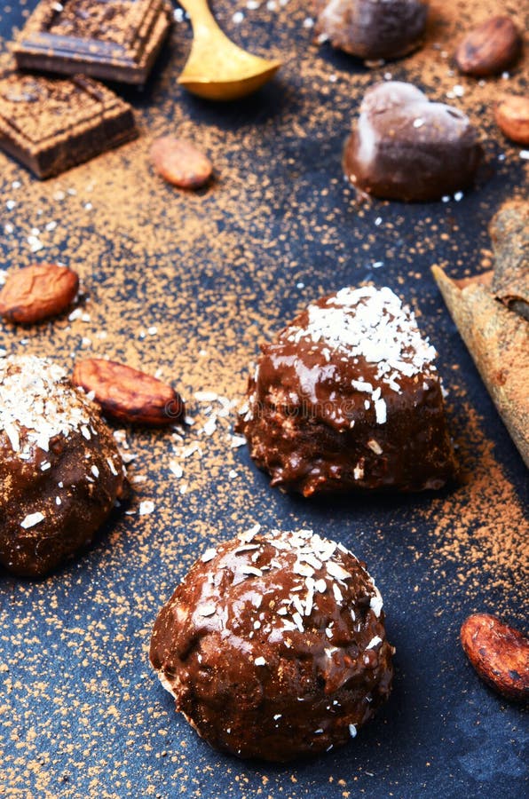 Diferentes Tipos De Chocolates Con El Coco Imagen de archivo - Imagen ...