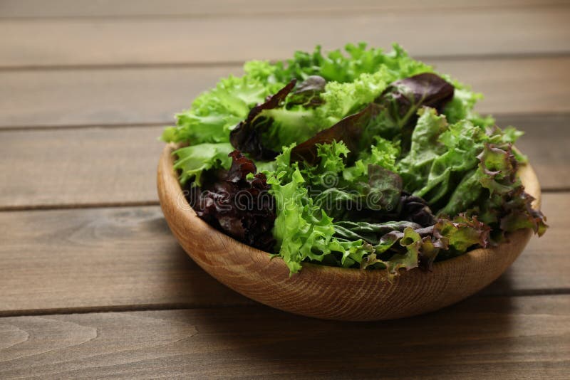 Diferentes Tipos De Lechuga Sobre Mesa De Madera Imagen de archivo ...