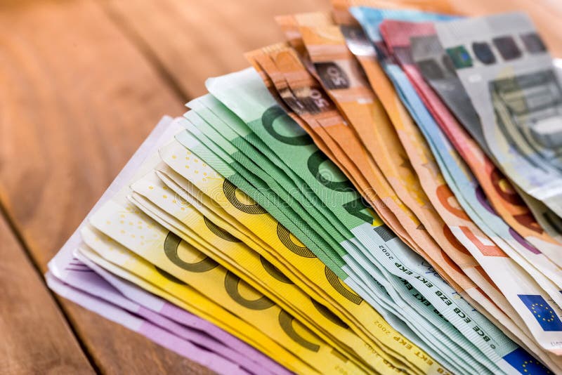 Tas D'euro Billets De Banque Sur Une Table En Bois Photo stock - Image ...