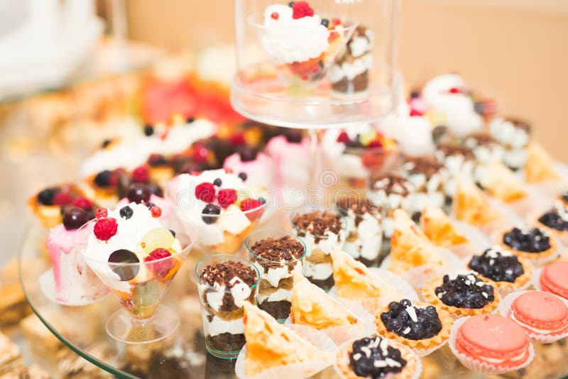 Différents Genres De Bonbons Cuits Au Four Sur Un Buffet Image stock ...