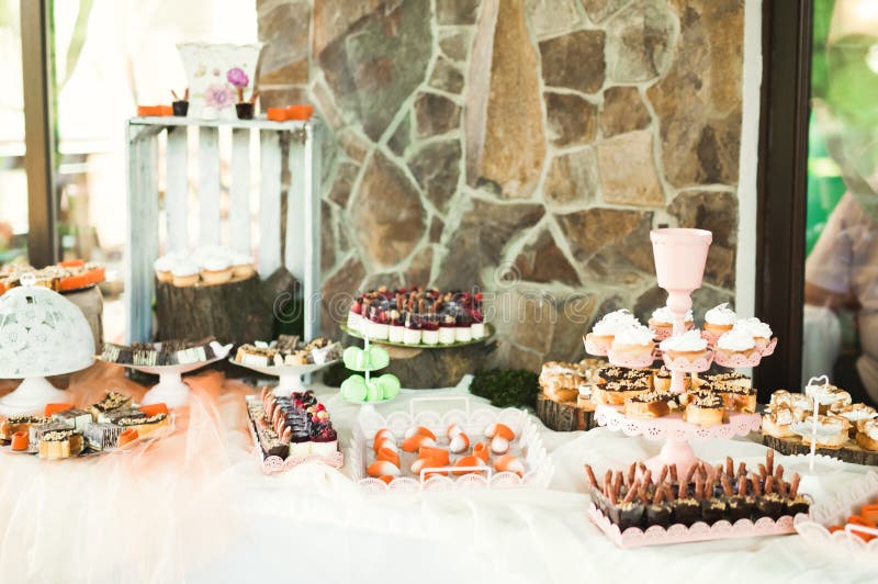 Différents Genres De Bonbons Cuits Au Four Sur Un Buffet Image stock ...