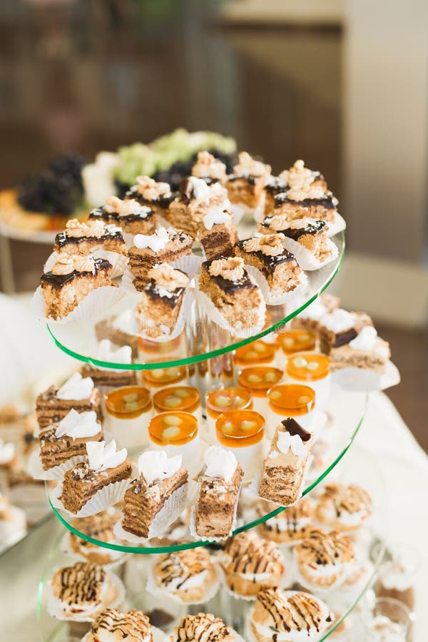 Différents Genres De Bonbons Cuits Au Four Sur Un Buffet Image stock ...