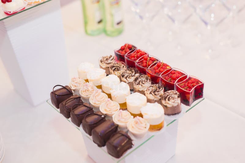 Différents Genres De Bonbons Cuits Au Four Sur Un Buffet Photo stock ...